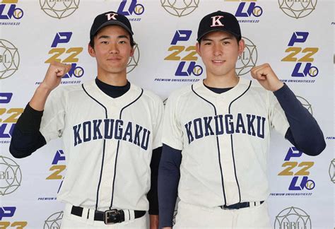 ＜日大・国学院大＞先制打を放った中西（左）と7回無失点の好投で勝ち星を挙げた武内は笑顔でガッツポーズ（撮影・椎名 航） ― スポニチ