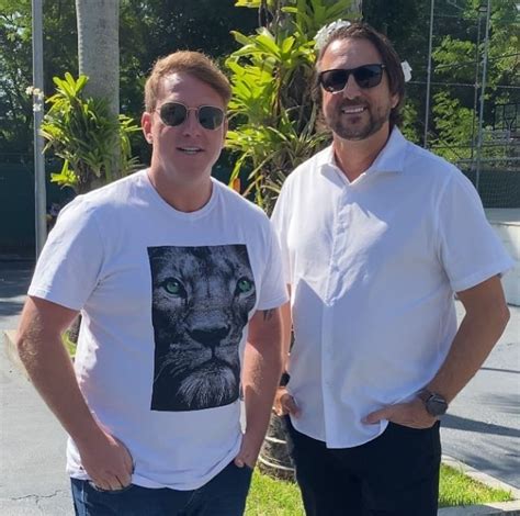 Cabeção de Malhação Sergio Hondjakoff posa o filho de anos em dia de piscina