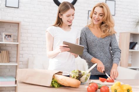 Madre E Hija Cocinando Juntos En La Cocina Foto Premium