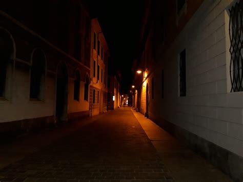 Como divisa a metà black out in centro ma la città dei Balocchi è