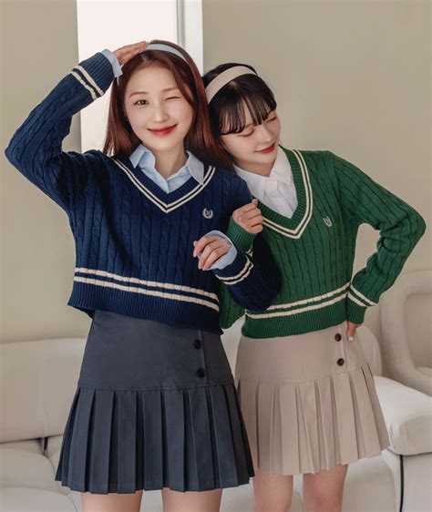 봄신상크롭스쿨룩 스쿨v넥니트 4color 키140150160 키작녀 학생 10대 봄 배색 브이넥 꽈배기 니트 에이블리