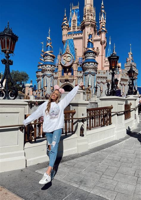 Disney Aesthetic Magic Kingdom Instagram Outfit Photo Ideas Disney