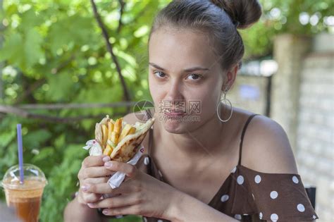 享受吃汉堡的年轻美女Greek高清图片下载 正版图片505323900 摄图网