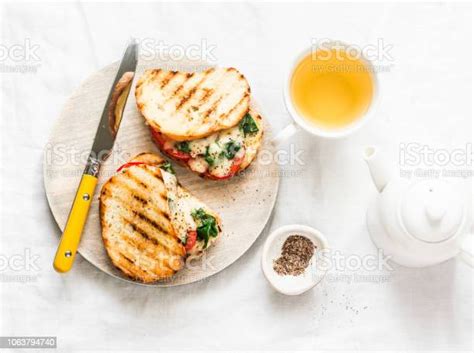 뜨거운 구운된 토마토 시금치 모 짜 렐 라 샌드위치 녹차건강 한 아침 식사 간식 밝은 배경에 평면도 샌드위치 음식에 대한 스톡