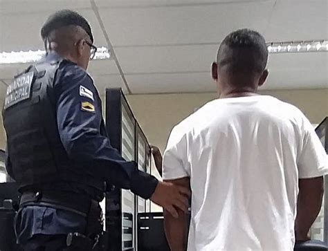 Guarda Municipal Conduz Para Delegacia Homem Acusado De Aliciar Uma