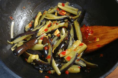 炒茄子时，不要着急下锅炒，教您一招，茄子炒好不发黑，不油腻东方养生频道东方养生
