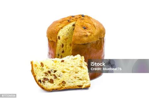 말린 과일 흰색 바탕에 전통적인 이탈리아 크리스마스 케이크와 함께 클래식 Panettone 케이크의 잘라 진된 부분을 앞