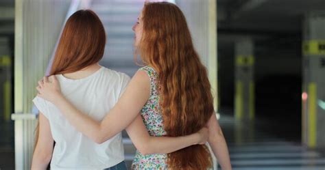 두 명의 레즈비언 여성 Lgbt 커플 여자 친구가 야외에서 손을 잡고 포옹하는 개념 Lgbt 행복 자유 사랑 동성애 커플