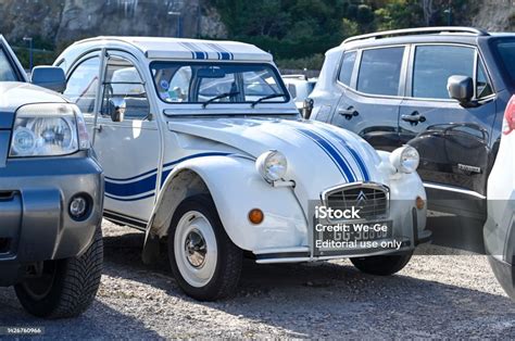 빈티지 클래식 시트로엥 2cv 1983 년 특별 모델 프랑스 3 현대 Suv 차량의 줄 옆에 주차 Citroën에 대한 스톡