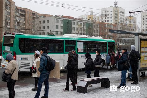 ФОТО: Автобус удаан хүлээнэ, ирлээ ч багталгүй хоцорч байна