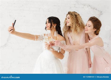 Ragazze Sorridenti Che Prendono Insieme Un Selfie Sposa E Damigella D