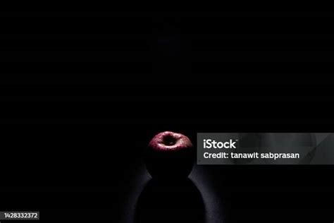 밝은 빨간색 사과 그림자 물방울이있는 검은 색 배경에서 조명이 텍스트 공간과 함께 떨어지고 있습니다 0명에 대한 스톡 사진 및 기타 이미지 Istock