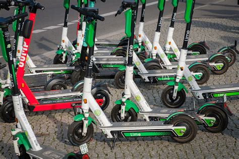 베를린의 보도에 많은 전기 E 스쿠터 에스쿠터 또는 전자 스쿠터 Mobility As A Service에 대한 스톡 사진 및