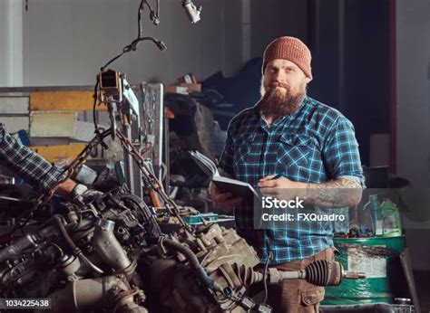 2 명의 수염된 역학 전문가 차고에서 유압 리프트에 발생 하는 자동차 엔진 수리 검사자에 대한 스톡 사진 및 기타 이미지