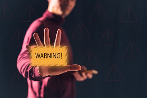 사이버 보안 개인 데이터 보호 금융 투자 보안 남자 쇼 손바닥 및 경고 표시 소셜 네트워크 보안의 개념에 경고 표시 은행 계좌에 대한 스톡 사진 및 기타 이미지 Istock