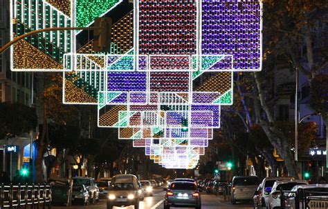fachadas y balcones y escaparates participan en el Concurso de decoración navideña