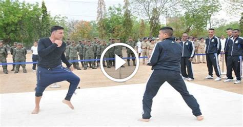 Watch Video Of Akshay Kumar Combating With Ips Officers In Hyderabad