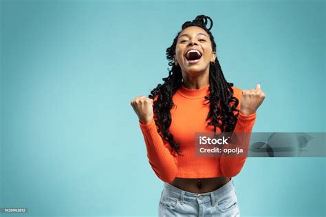 내가 이겼어 성공 승리 행복한 여자는 승자가되는 것을 축하합니다 파란색 배경에 여성 모델의 동적 이미지 행복에 대한 스톡 사진 및 기타 이미지 Istock