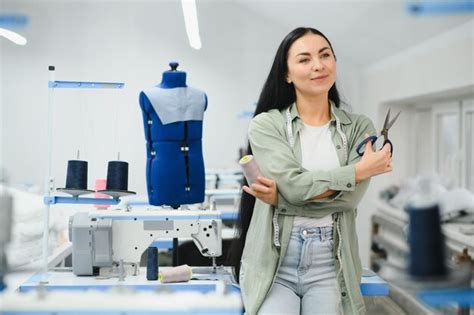 Mujer Joven Modista Cose Ropa En La Mesa De Trabajo Costurera Sonriente