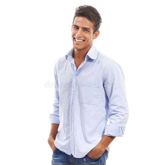 Fresco E Informal Retrato De Un Apuesto Joven Sonriente Parado Con Las