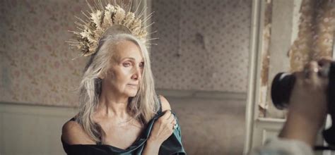 ELLE NOUS INSPIRE Caroline Ida Ours mannequin à 63 ans et militante