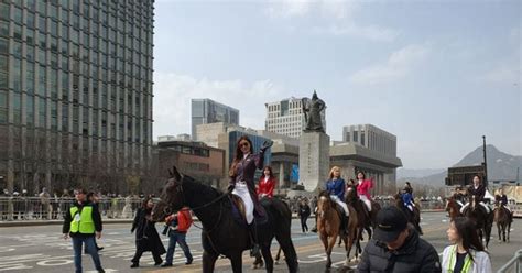 포토 부활절 퍼레이드 도심 속 승마 행렬