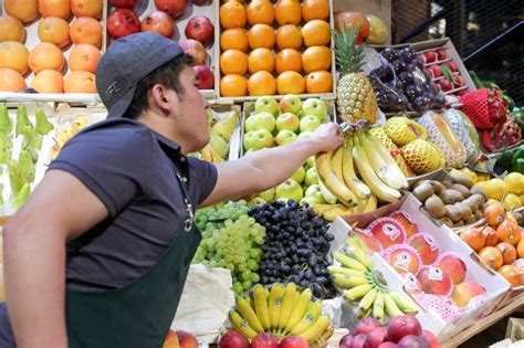 Какую опасность представляют немытые фрукты на рынке Москва