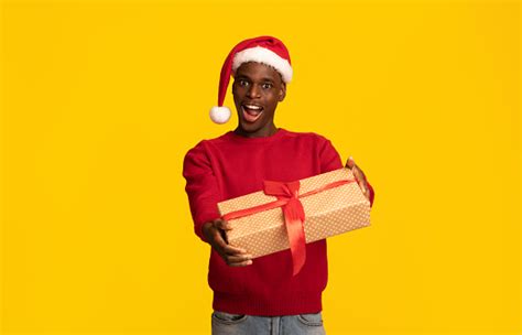 크리스마스 선물 미친 재미 아프리카 계 미국인 남자 제공 현재 상자 에 카메라 남자에 대한 스톡 사진 및 기타 이미지 남자