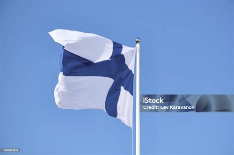 Bendera Finlandia Di Tiang Bendera Putih Melawan Langit Biru Foto Stok
