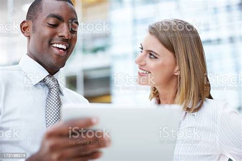 무선 기술 덕분에 우리의 업무를 훨씬 긍정적인 감정 표현에 대한 스톡 사진 및 기타 이미지 긍정적인 감정 표현 기업 문화