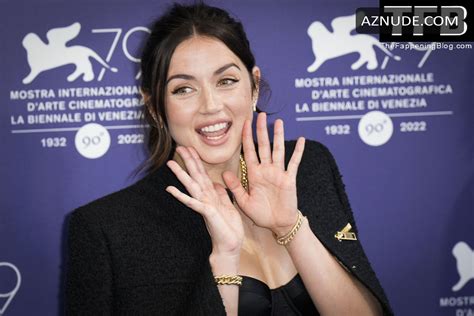 Ana De Armas Sexy Seen Flaunting Her Hot Legs At The Photocall For