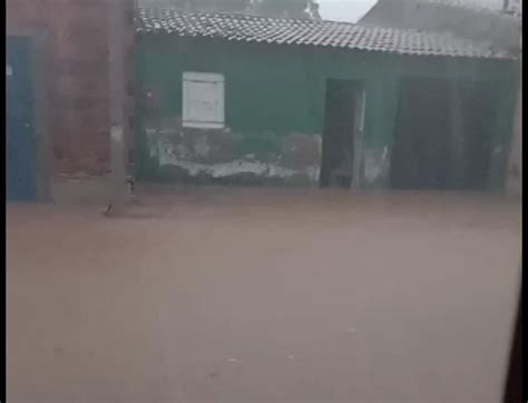 Chuva Com Ventos Fortes E Granizo Alaga Ruas E Invade Casas No Distrito