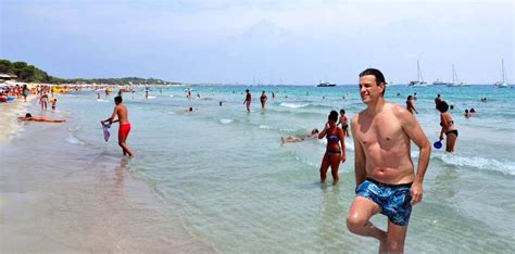 El blog del gran Uribe Pedro Sánchez ya toma el sol en Ibiza