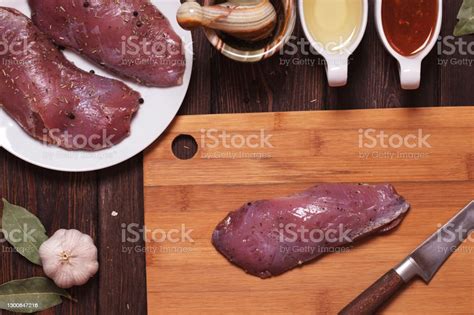 나무 테이블에 원시 오리 가슴살 그릴 팬 맛있는 조리법 상단에서 객체 뷰의 구성 0명에 대한 스톡 사진 및 기타 이미지 0명