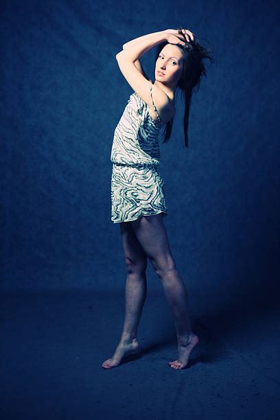 800 Tall Skinny Brunette Pictures Fotografías De Stock Fotos E