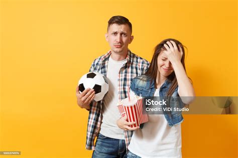 영 재미 명랑 커플 여자 남자 축구공 팝콘 양동이 들고 축구 팬 지원 좋아하는 팀 노란 배경에 고립 된 기운 스포츠 놀이 가족