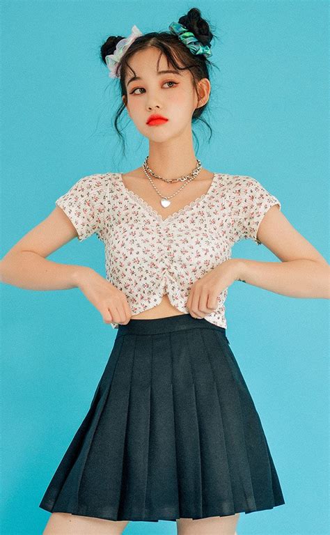 브이레이스 셔링 크롭 티 여성 패션 의상 코디 거리 패션