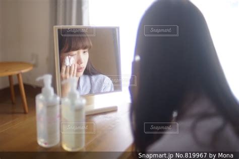 窓の前に座っている人の写真・画像素材[819967] Snapmart（スナップマート）