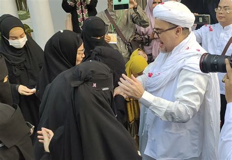 Habib Rizieq Bebas Hari Ini Langsung Disambut Anak Isteri Dan Menantu