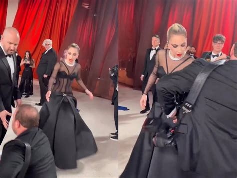 VIDEO Lady Gaga ayuda a un fotógrafo que tropezó él la acosa No Me Censures