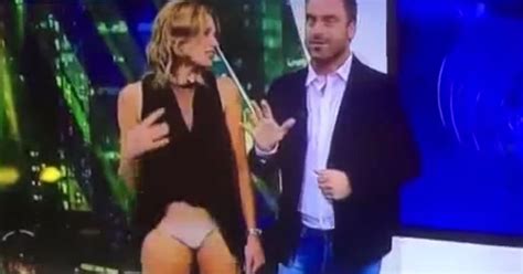 L Avvenente Giornalista Della Fox Mostra Le Mutandine In Diretta