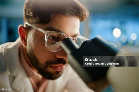 의료 분야의 조사 실험실 또는 의학 연구를 위한 과학자 인간 및 현미경 생명 공학 혁신 과학 또는 수명 연장 약물 실험 장수 및