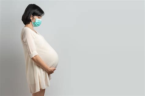 우울한 아시아 임산부 착용 얼굴 마스크 서 서 흰색 고립 된 배경 임신에 대한 스톡 사진 및 기타 이미지 임신 보호 마스크