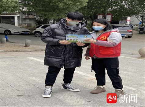 南京玄武区墨香山庄志愿者宣传垃圾分类居民社区活动