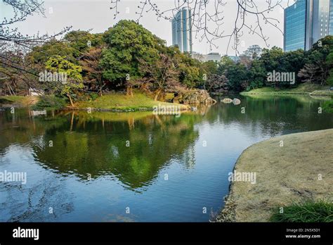 Künstliche Insel im Teich des Koishikawa Korakuen Gartens und Reflexion im japanischen