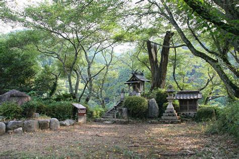 南淵請安の墓明日香村 04 鳥居をくぐると小さなお社や石碑案内看板などが見えますがお墓は社の裏側高台から見 Flickr