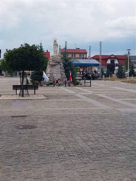 Figura Matki Boskiej na Rynku w Daleszycach Świętokrzyskie