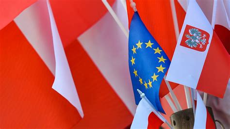 Rekordowo niskie poparcie dla obecności Polski w UE TVP INFO
