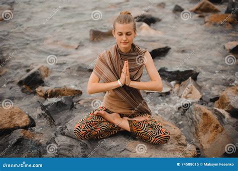 Mujer Que Medita En La Playa Retratamiento De La Yoga Namaste En Actitud Del Loto Imagen De
