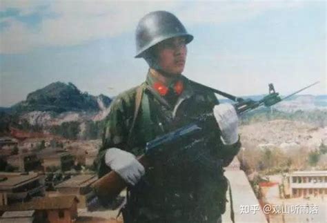 1987年，对越自卫反击战中，17岁的王爱军一把推开战友，用血肉之躯压住了嗤嗤冒烟的手榴弹 知乎